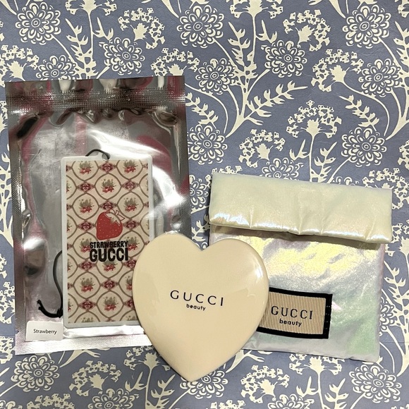 Gucci | Accessories | Gucci Beauty Heart Mirror With Pouch And Fashion ...